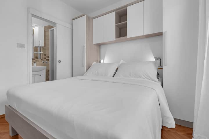 Spacious Apartment In Centre - 마카르스카