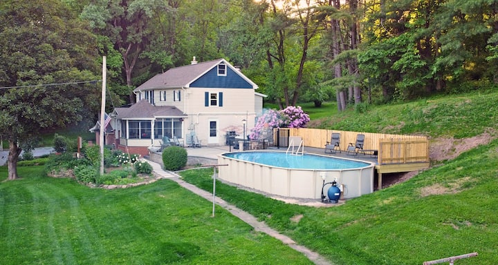 11-acre Farmhouse Retreat | Creek, Pool, Hot Tub - 포츠빌