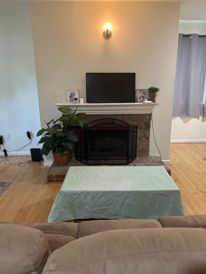 Charming, Spacious End Unit! - Germantown, MD