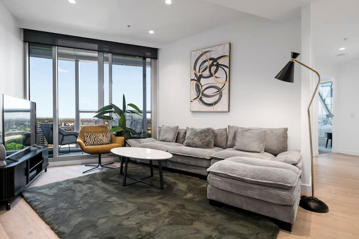 West Side | Explore Downtown Melb In Chic Condo - Melbourne