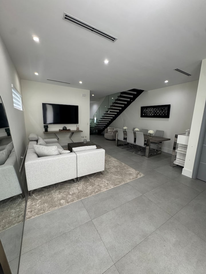 3-br Luxury Townhouse W Private Pool - South Miami, FL