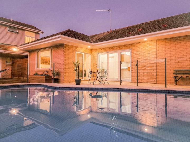Spacious Guesthouse With Pool And Parking - Stirling, SA, Australia