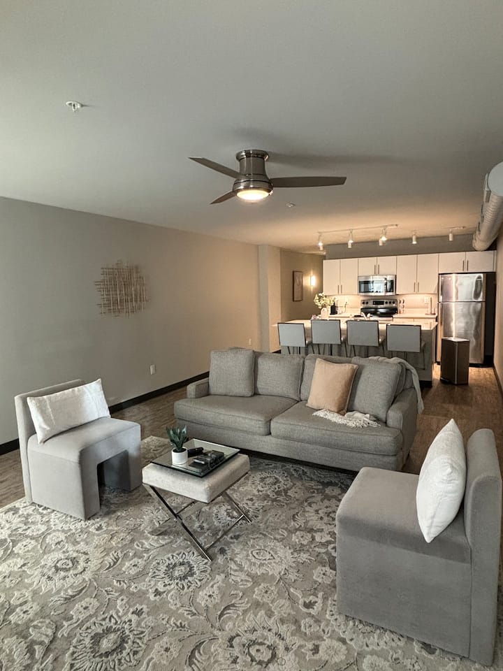 Luxe East Village Flat - The Galleon, Altoona