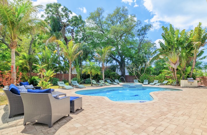 Sleeps 18 | Heated Saltwater Pool | 3 Min To Beach - Florida