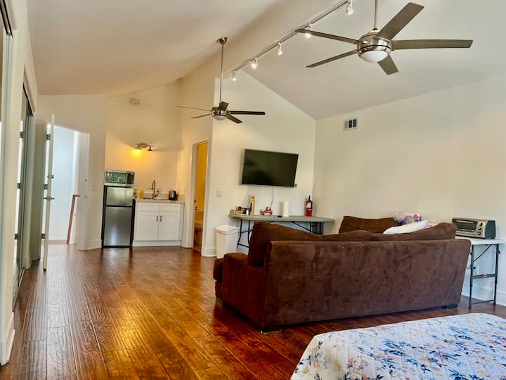 Private Guest-unit With Separate Entrance - Los Angeles, CA