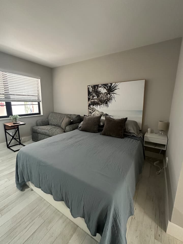 Newly Renovated Beach Studio - Deerfield Beach