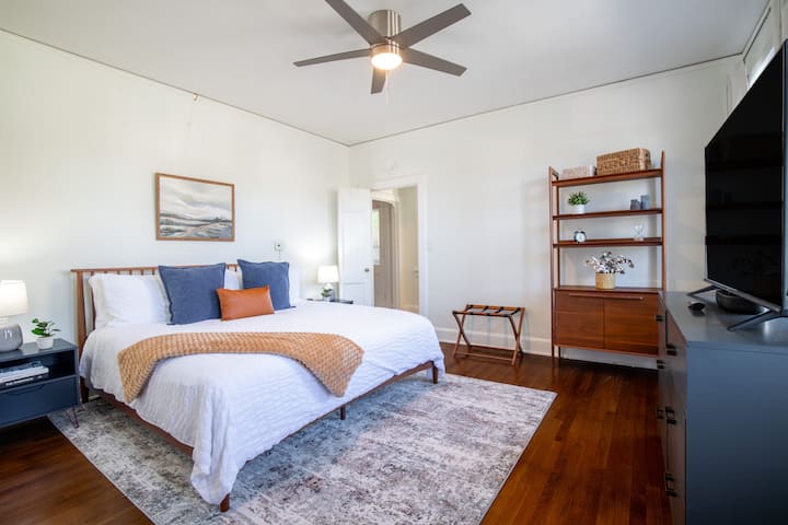 Walkable, Downtown Condo W/ King Bed + Fast Wifi - Spartanburg, SC