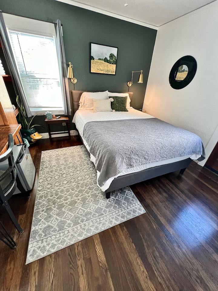 The Green Room~ Self Checkin & Private Entrance - Eureka, CA
