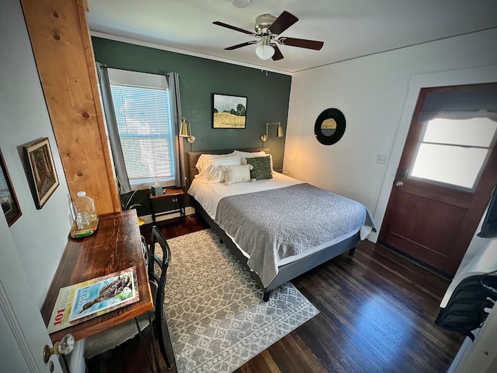 The Green Room~ Self Checkin & Private Entrance - Eureka, CA