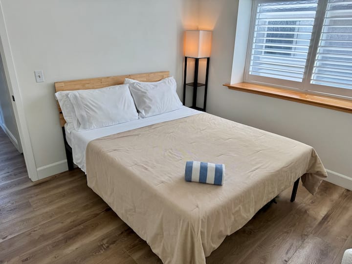 Comfortable & Clean Queen Room W/ Private Bathroom - Newport Beach, CA