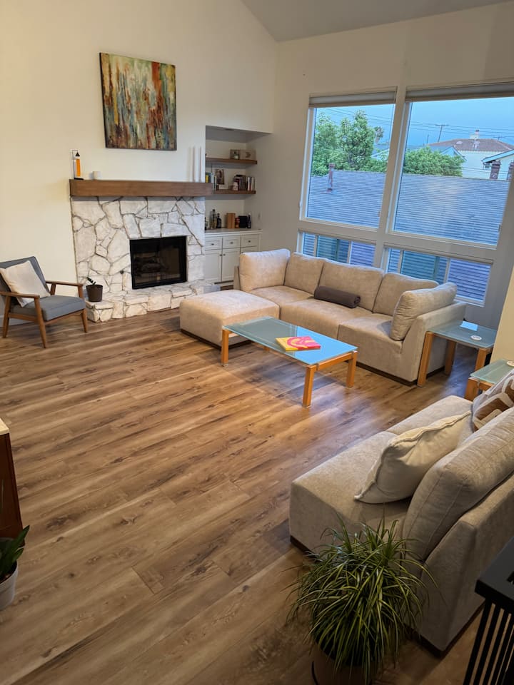 Comfortable & Clean Queen Room W/ Private Bathroom - Newport Beach, CA