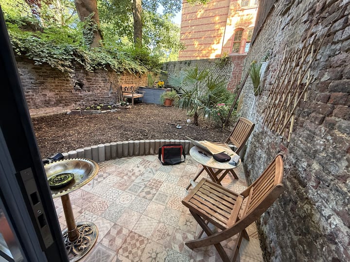 City-oase Mit Privatgarten In Der Kaiserstadt - Aachen