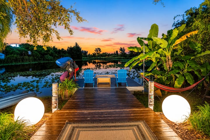 2 Homes | Pool · Hot Tubs · Lake · Sleeps 16 - Palm Springs, FL