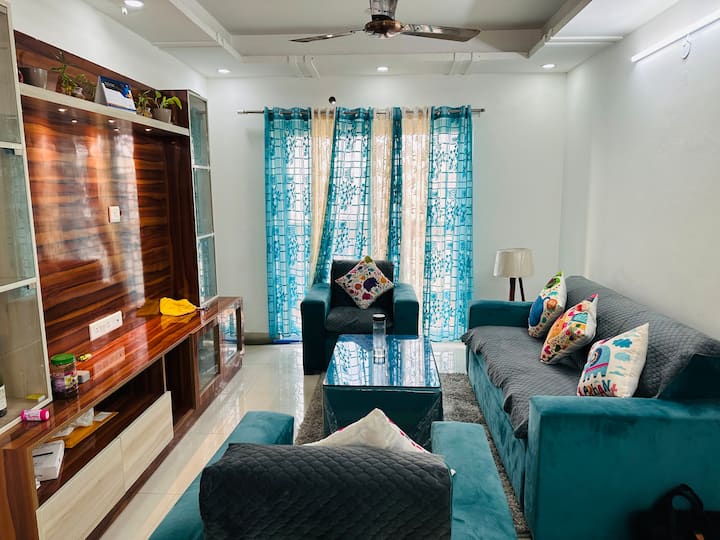 Ac Room With Balcony - Shared Bathroom (In 3bhk) - Noida