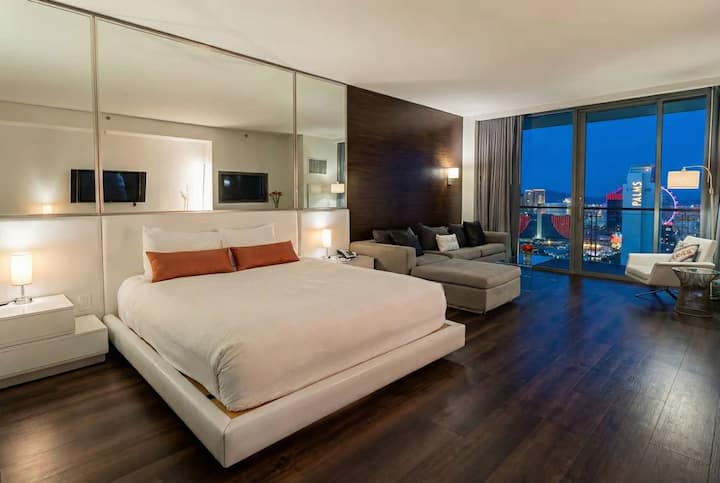 Balcony Strip View King Studio 31fl No Resort Fee - Nevada