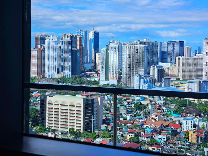 Deluxe 1br Great Balcony View | Bgc Prime Location - Philippines
