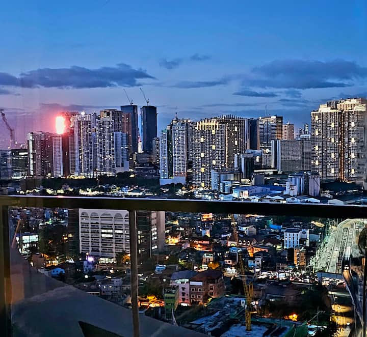 Deluxe 1br Great Balcony View | Bgc Prime Location - Philippines