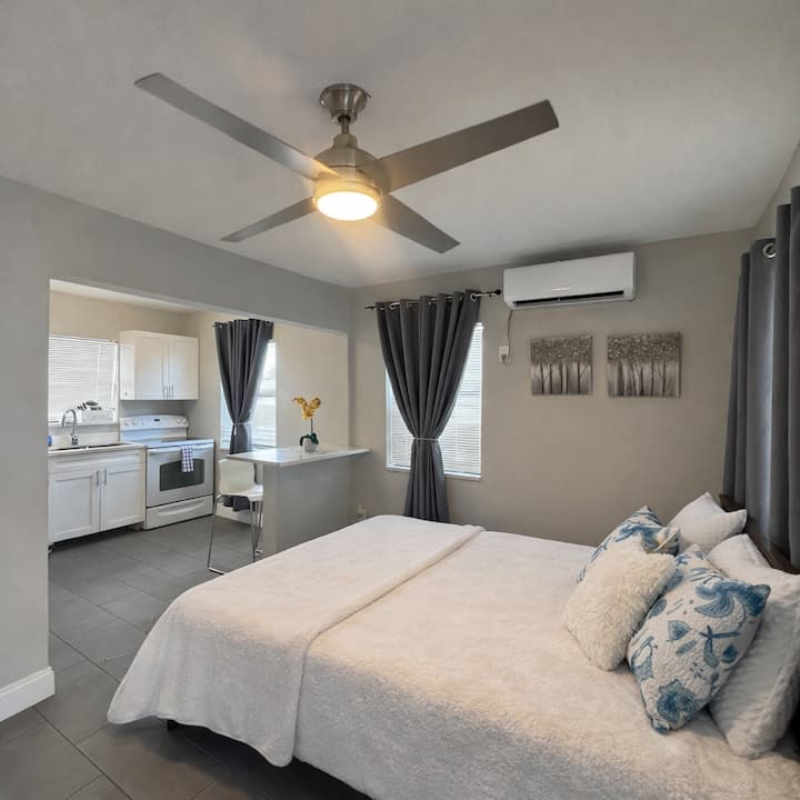*Discounted Rate* Stylish Studio Near The Beach - Clearwater, FL