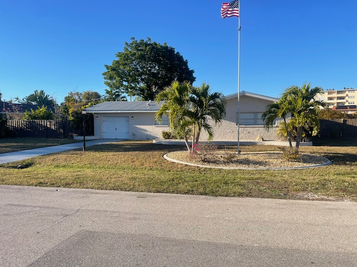 Location!  Close To The Beaches/dt Cape Coral - Cape Coral, FL