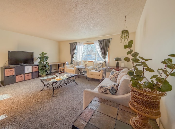 Budget Friendly Apartment | High Speed Wifi - St. Albert