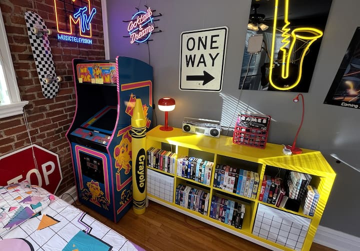 Neon Dreamz - 2 Bedroom Deluxe Large Apartment - Saint-Louis, MO