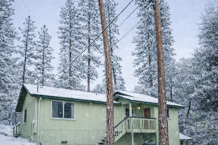 Yosemite 2br Escape | King Bed • Workspace • Cozy - Groveland, CA