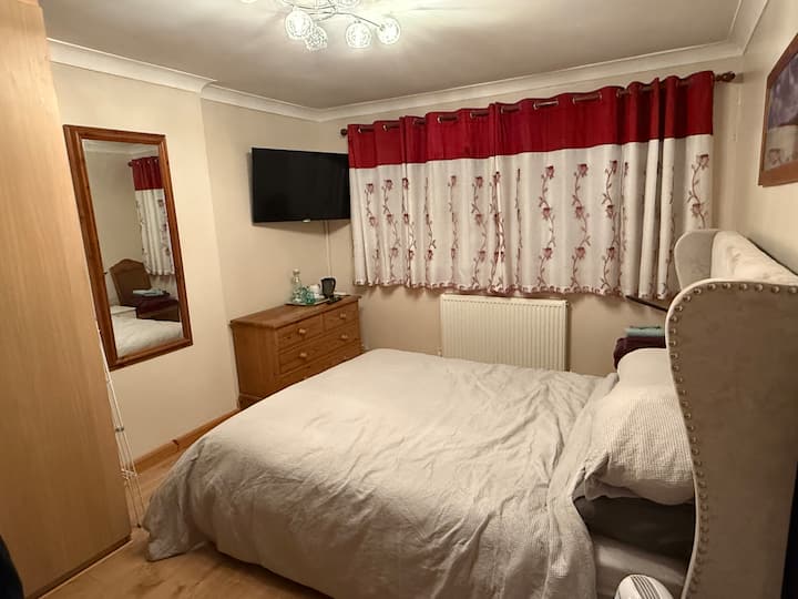 King Size Room In Peaceful Location Out Of Town - Farnham
