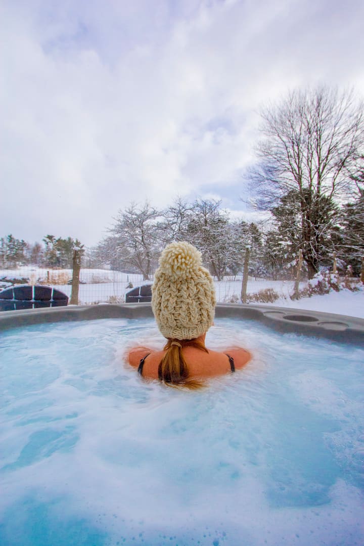 "Hot Tub Hideaway: Private Hot Tub, 9 Min To Stowe - Vermont