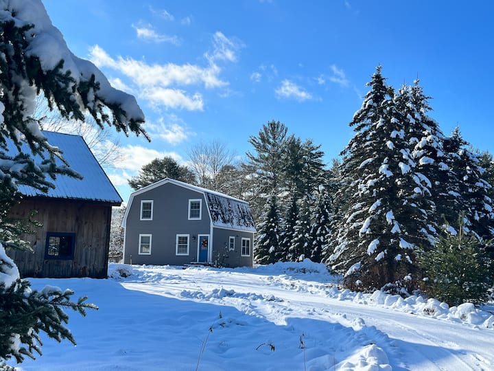 "Hot Tub Hideaway: Private Hot Tub, 9 Min To Stowe - Vermont