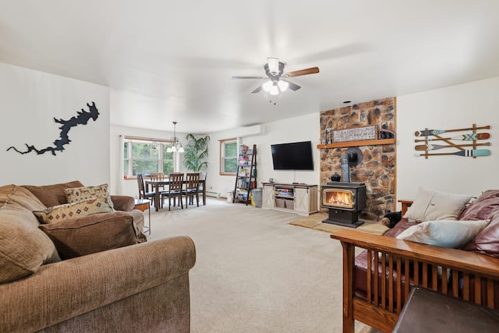 Secluded Wooded Retreat With Hot Tub - Lake Wallenpaupack, PA
