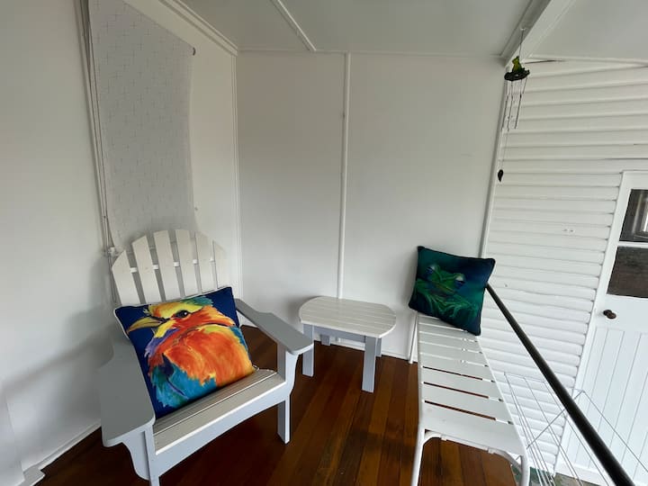 “Grace’s Place” - Mid-century Room 1 Queen Bed - Oakwood