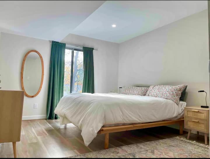 Romantic Midtown | King Bed • Pool • Free Parking! - 그린즈버러