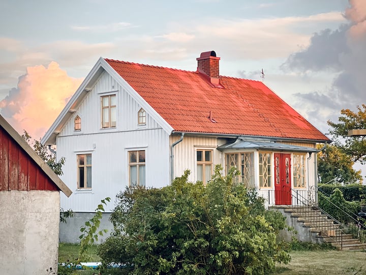 Sekelskiftes Trähus Med Trädgård Och äNgsmark - Öland
