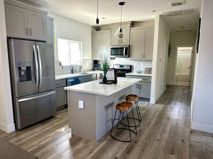 Cozy, Comfortable, Modern Home! - Orange, CA