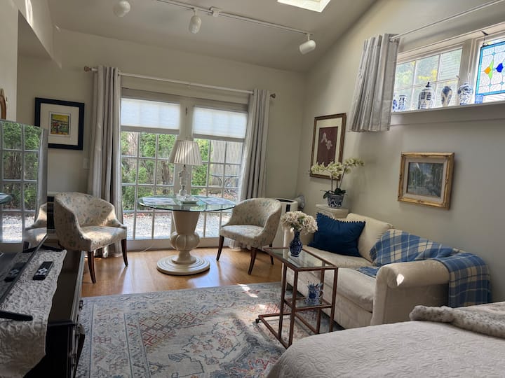 English Garden Studio, Pet Friendly - New Haven, CT