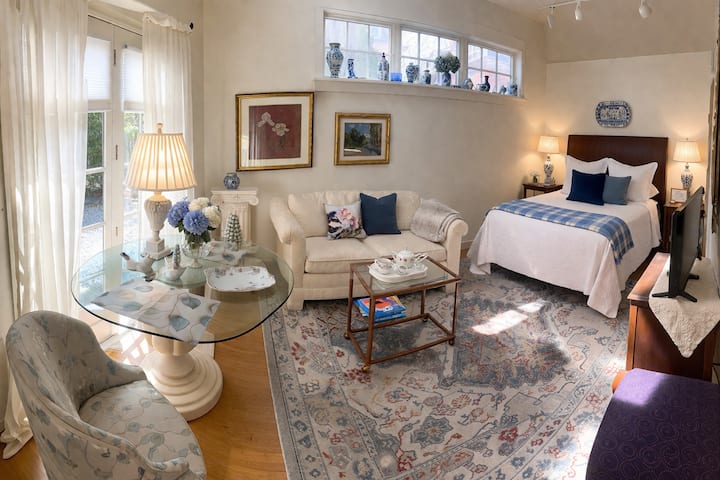 English Garden Studio, In The Carriage House - New Haven, CT