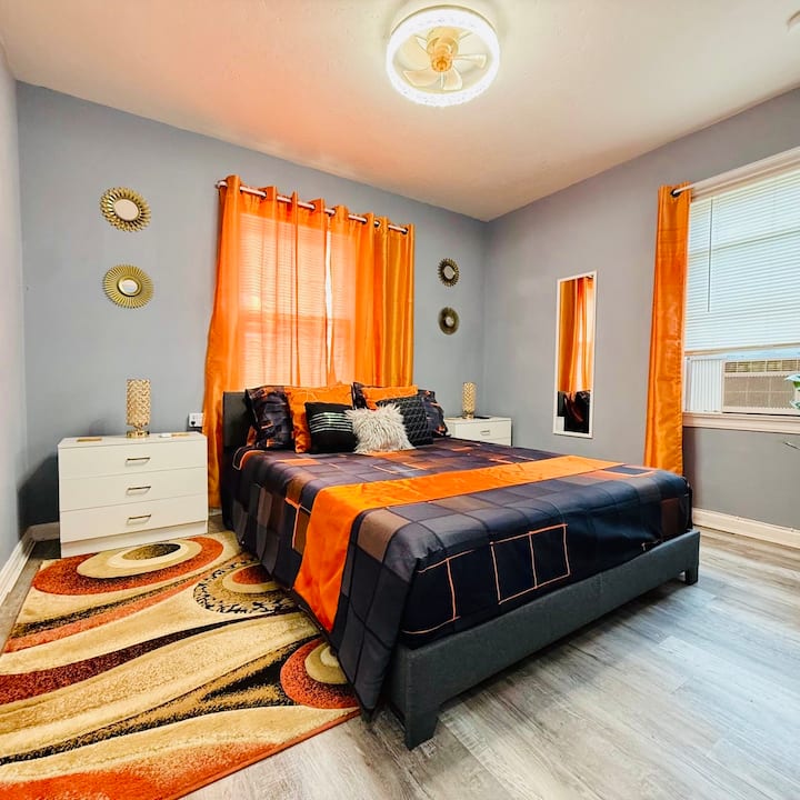 Orange Haven | 2br • Near Airport • Self Check-in - Parma, OH