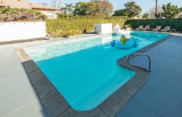 Sparkling Pool! 5 Bedroom 3 Bath Plus Game Room - Whittier, CA