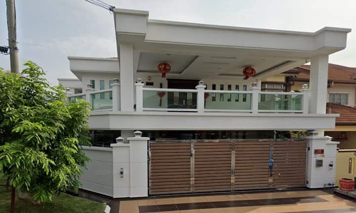 Happytzy Corner Homestay (Bandar Bukit Tinggi 2) - Klang