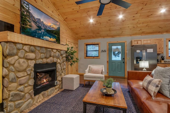 High Johnnys Hideout  Private Hot Tub Retreat - Tennessee