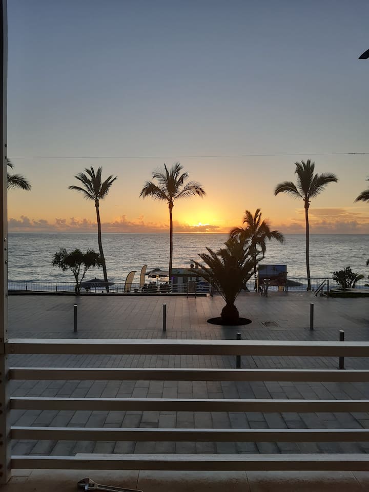 Playa De Arena Negra Volcánica - 