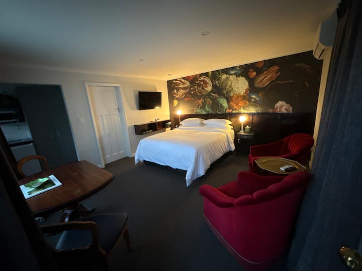 Luxury Art Deco Retreat  5-min Walk  King Bed - Hastings