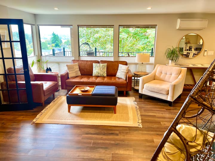 Stunning Views! - 3 Bedroom Hideaway With King Bed - Tukwila, WA