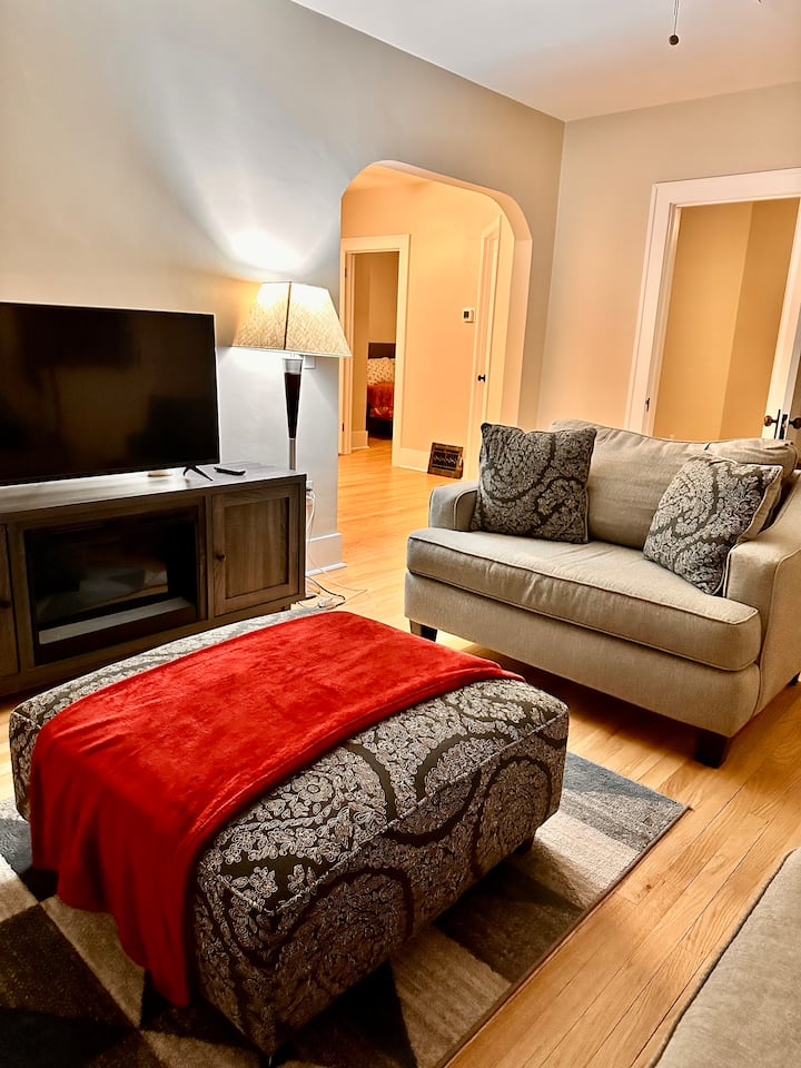 *Spacious Benson Bungalow*  Whole House - Omaha, NE