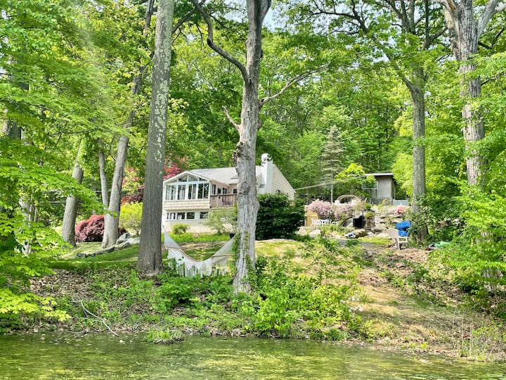 Secluded Lakefront Chalet•firepit•yard
Dogfriendly - Dutchess County, NY
