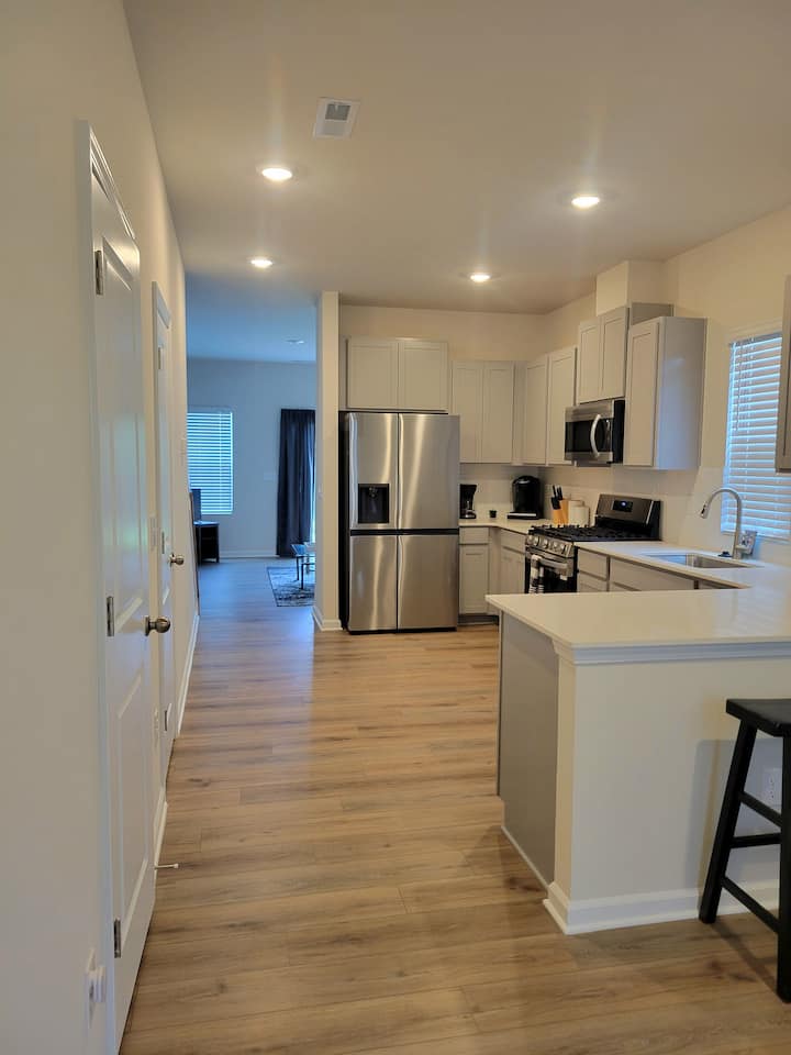 Modern 2br Townhome | 2.5 Ba | Near Shops+dog Park - Winston-Salem, NC