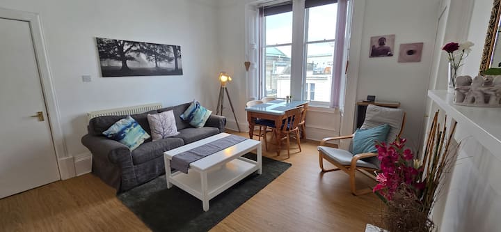Lovely Old Town Flat, Close To Castle & Princes St - Edinburgh Airport (EDI)