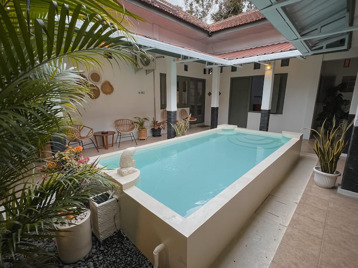 Monggo Nginep @Tamansiswa 4 Rooms & Tropical Pool - Yogyakarta