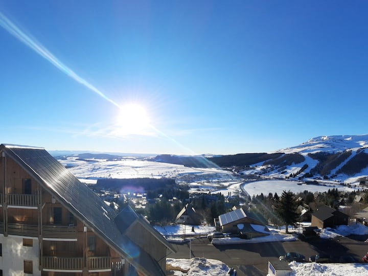 "Sous Les Toits" Vue Panoramique Et Calme - Lac Pavin