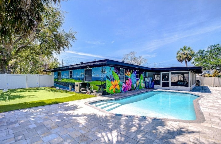 19th Hole: Luxe 4/2 Stay W Heated Pool & Putting - St. Pete Beach, FL